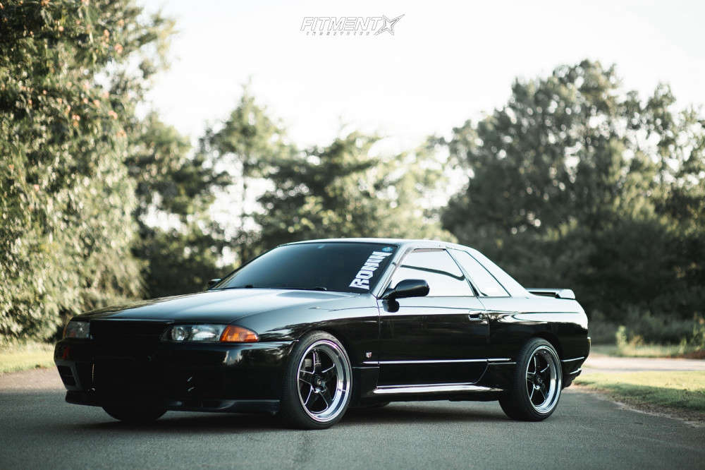 1992 Nissan Skyline R32 Base with 18x9 Cosmis Racing Xt-005r and ...