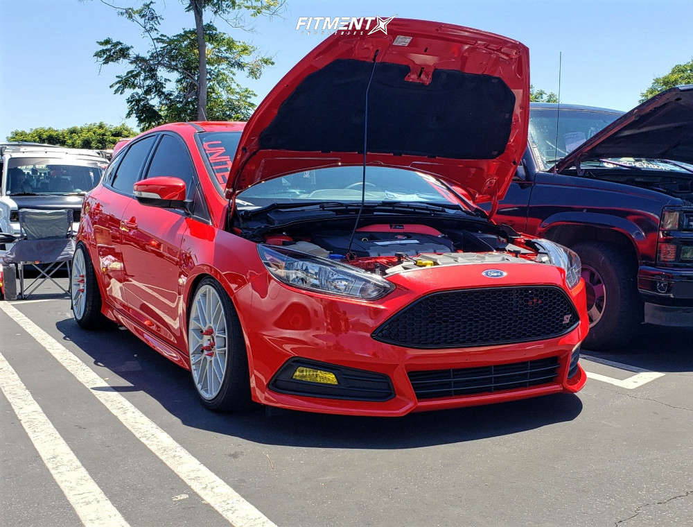 2017 Ford Focus ST with 18x8.5 Starform Basel and Nitto 215x35 on ...