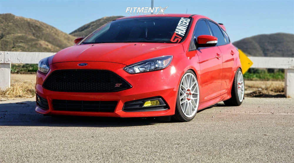 2017 Ford Focus ST with 18x8.5 Starform Basel and Nitto 215x35 on ...