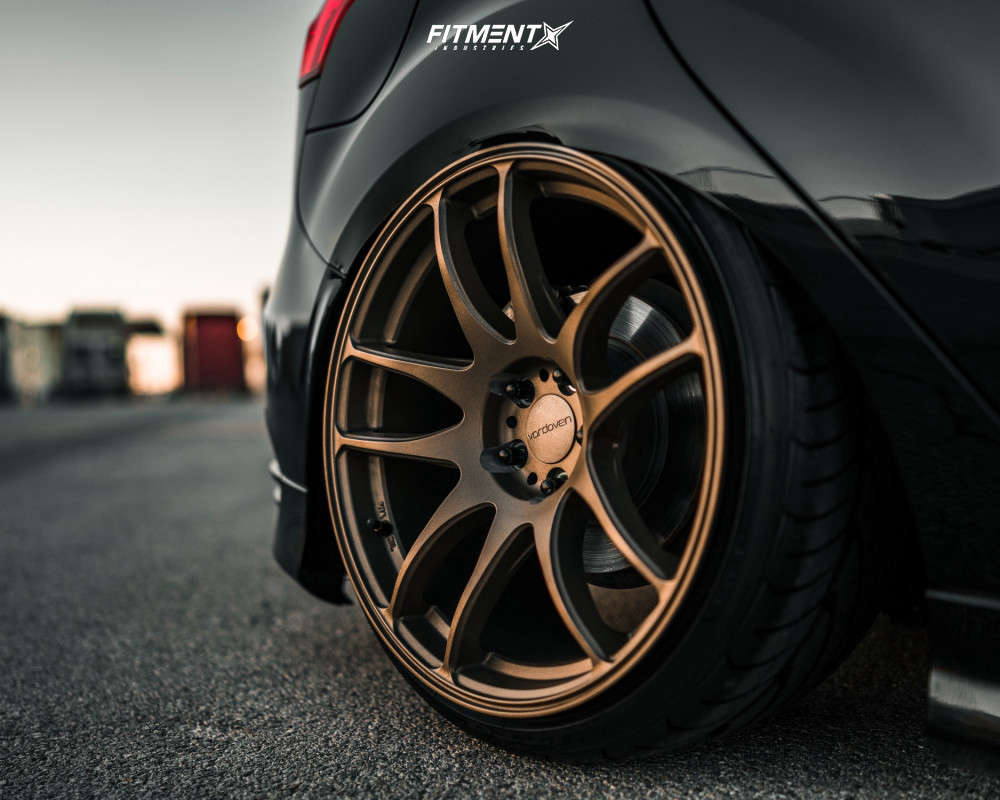 2016 Ford Focus ST with 18x9.5 Vordoven Forme 9 and Nitto 215x35 on Air ...