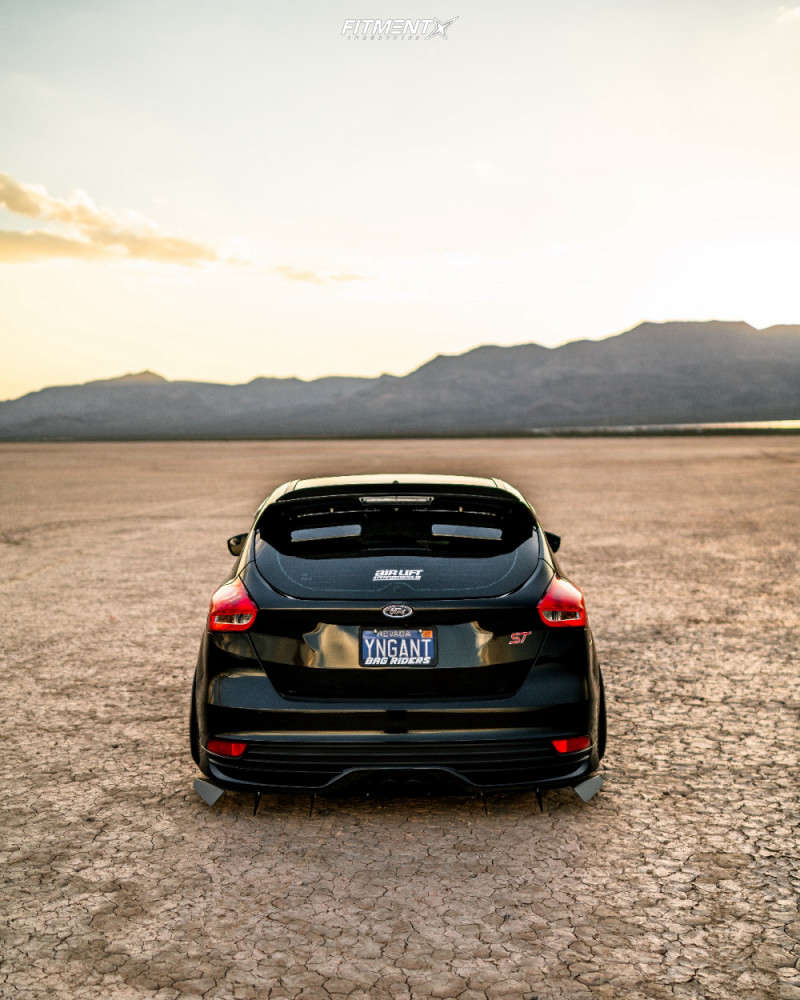 2016 Ford Focus ST with 18x9.5 Vordoven Forme 9 and Nitto 215x35 on Air ...