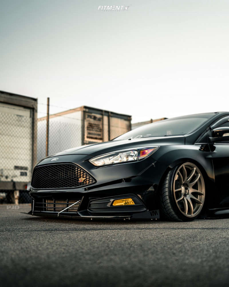 2016 Ford Focus ST with 18x9.5 Vordoven Forme 9 and Nitto 215x35 on Air ...