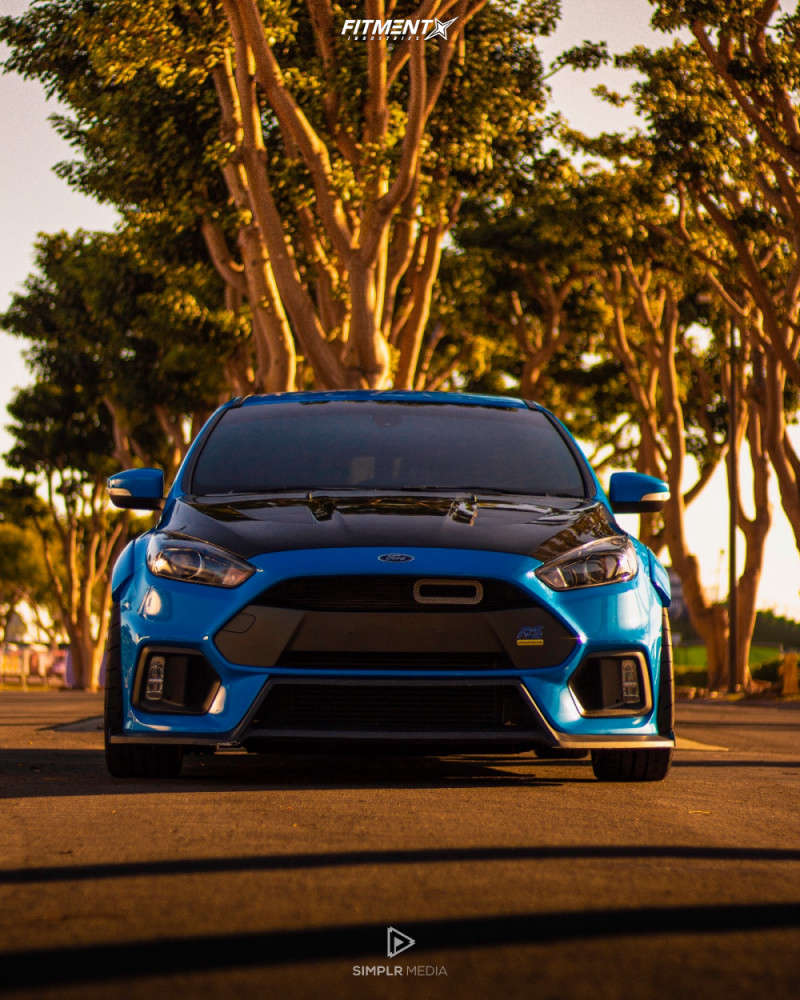 2016 Ford Focus RS with 18x8.5 Fifteen52 Integrale and Firestone 245x40 ...