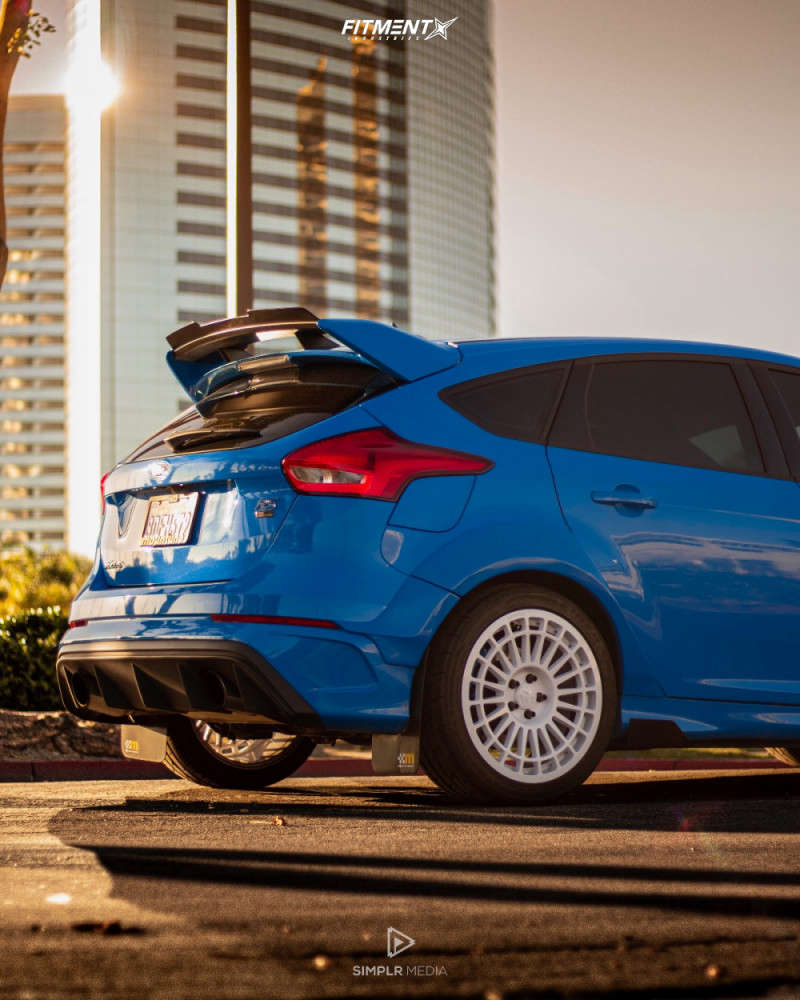 2016 Ford Focus RS with 18x8.5 Fifteen52 Integrale and Firestone 245x40 ...