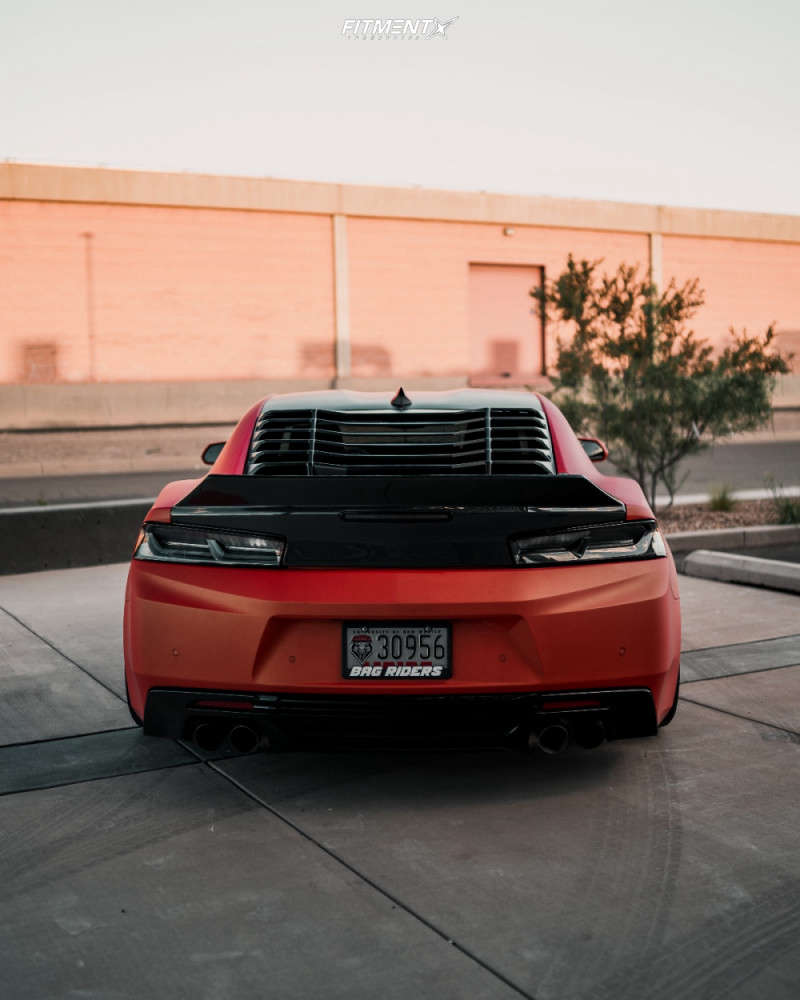 2018 Chevrolet Camaro SS with 20x10 Rohana RFG5 and Nitto 275x35 on Air ...
