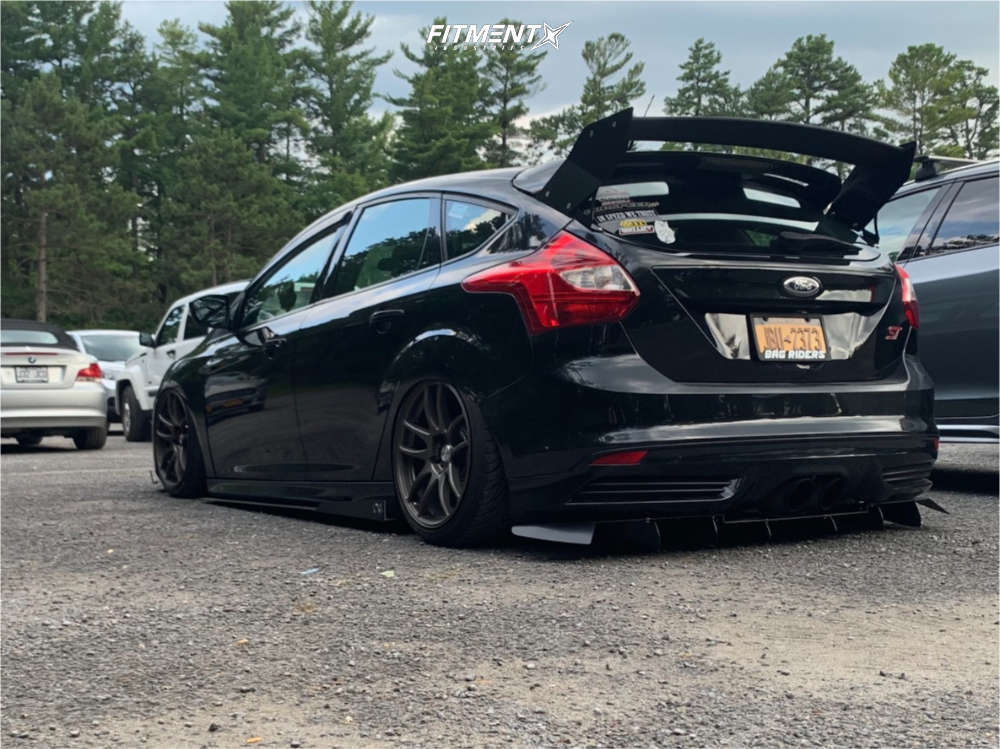 2014 Ford Focus ST with 18x8.5 ESR Sr08 and Federal 225x35 on Air ...