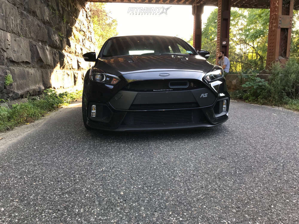2017 Ford Focus RS with 18x9.5 Enkei Nt03 and Dunlop 245x40 on Lowering ...