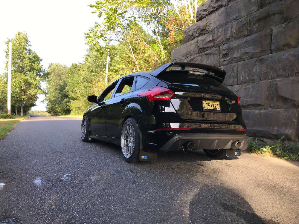 2017 Ford Focus RS with 18x9.5 Enkei Nt03 and Dunlop 245x40 on Lowering ...