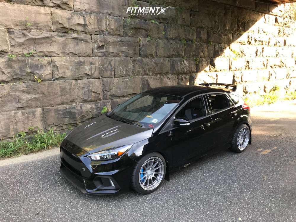 2017 Ford Focus RS with 18x9.5 Enkei Nt03 and Dunlop 245x40 on Lowering ...