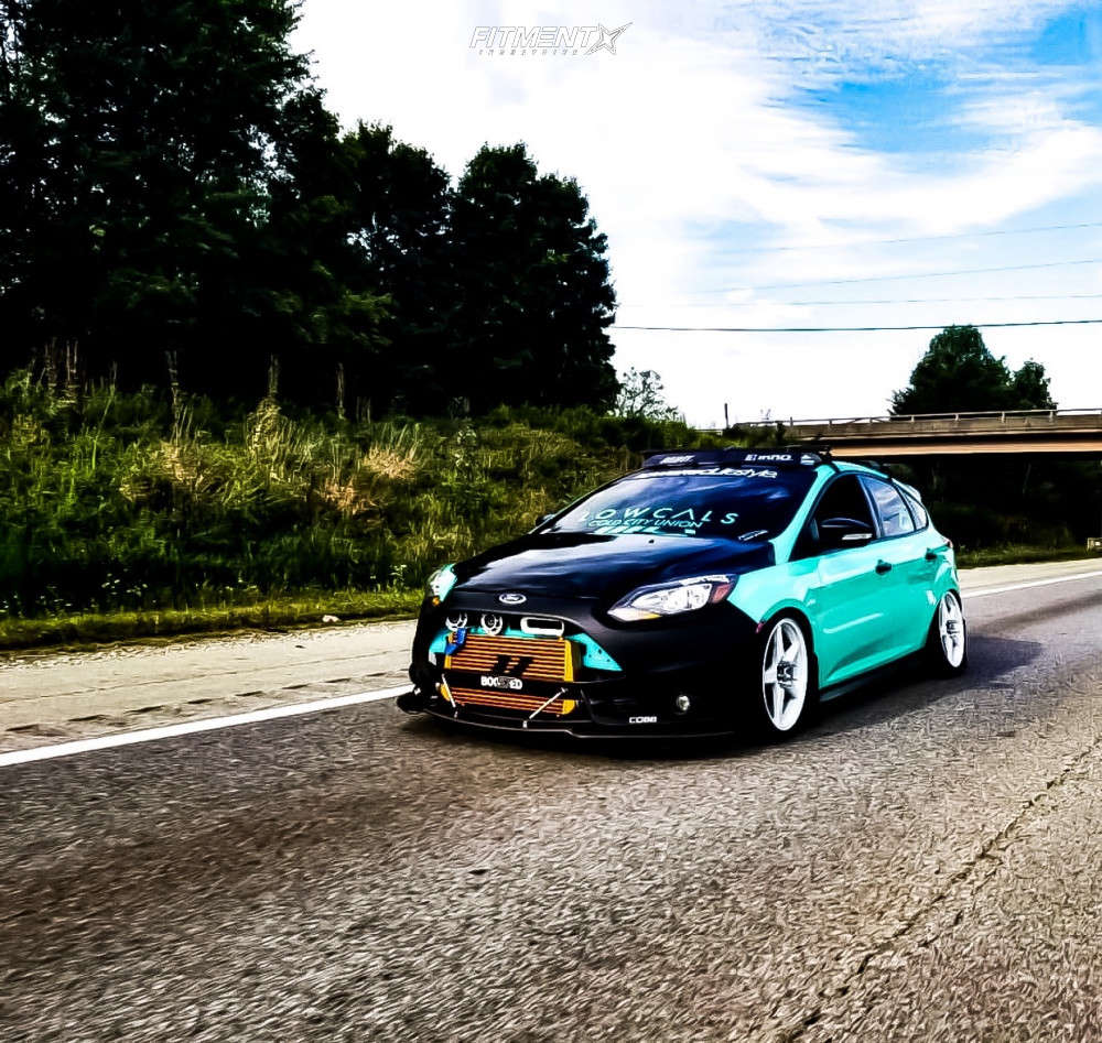 2013 Ford Focus ST with 18x9.5 Cosmis Racing R5 and Federal 215x40 on ...