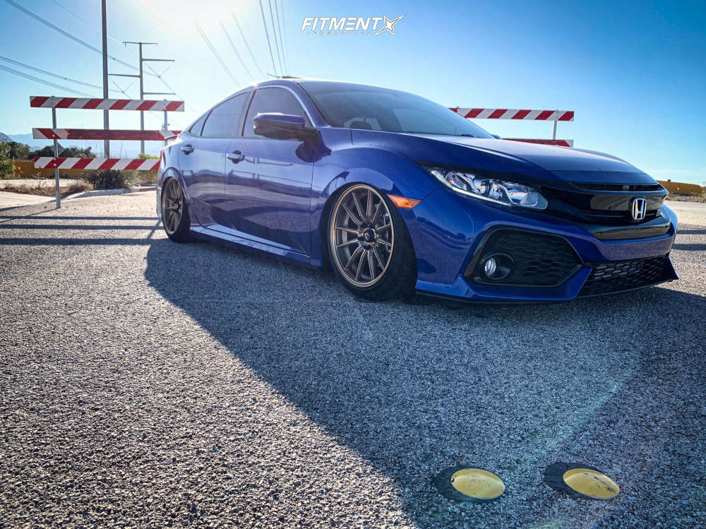 2019 Honda Civic Si with 18x9.5 Cosmis Racing R1 and Goodyear 235x40 on ...
