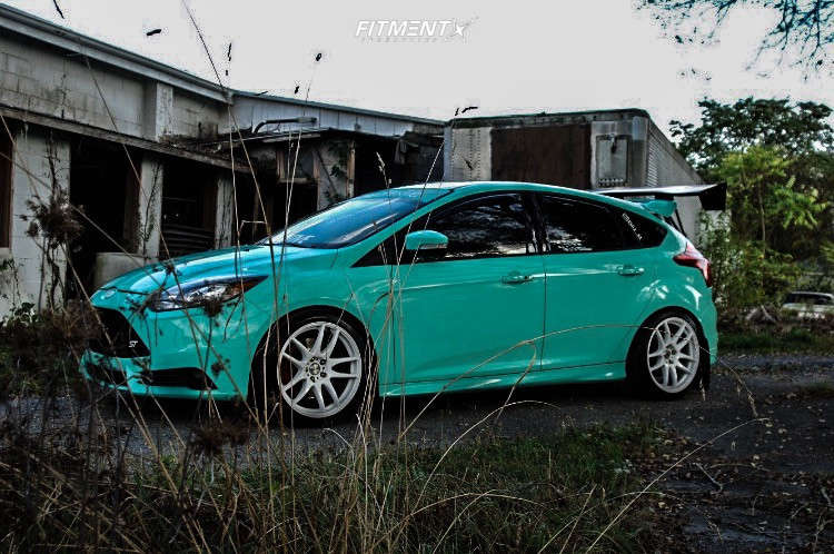 2014 Ford Focus ST with 18x8.5 ESR Sr08 and Firestone 225x40 on ...