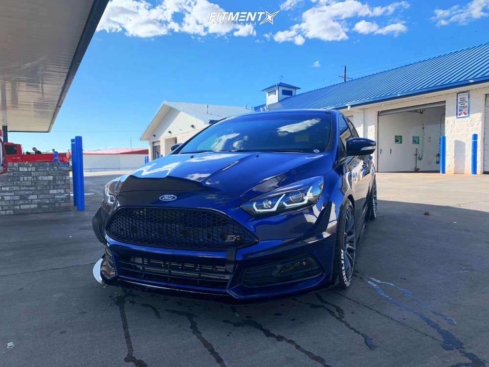 2017 Ford Focus ST with 18x8.5 Ambit Rt8 and Michelin 235x40 on ...