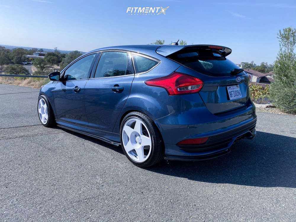 2018 Ford Focus ST with 18x8.5 Fifteen52 Tarmac and Goodyear 235x40 on ...