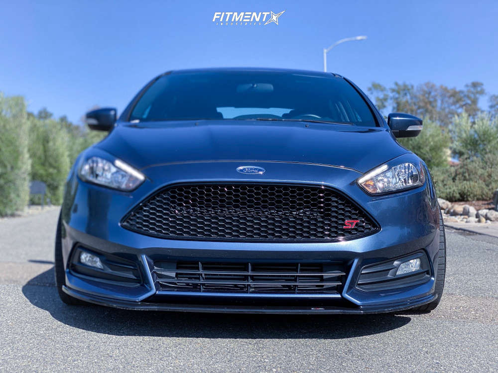 2018 Ford Focus ST with 18x8.5 Fifteen52 Tarmac and Goodyear 235x40 on ...