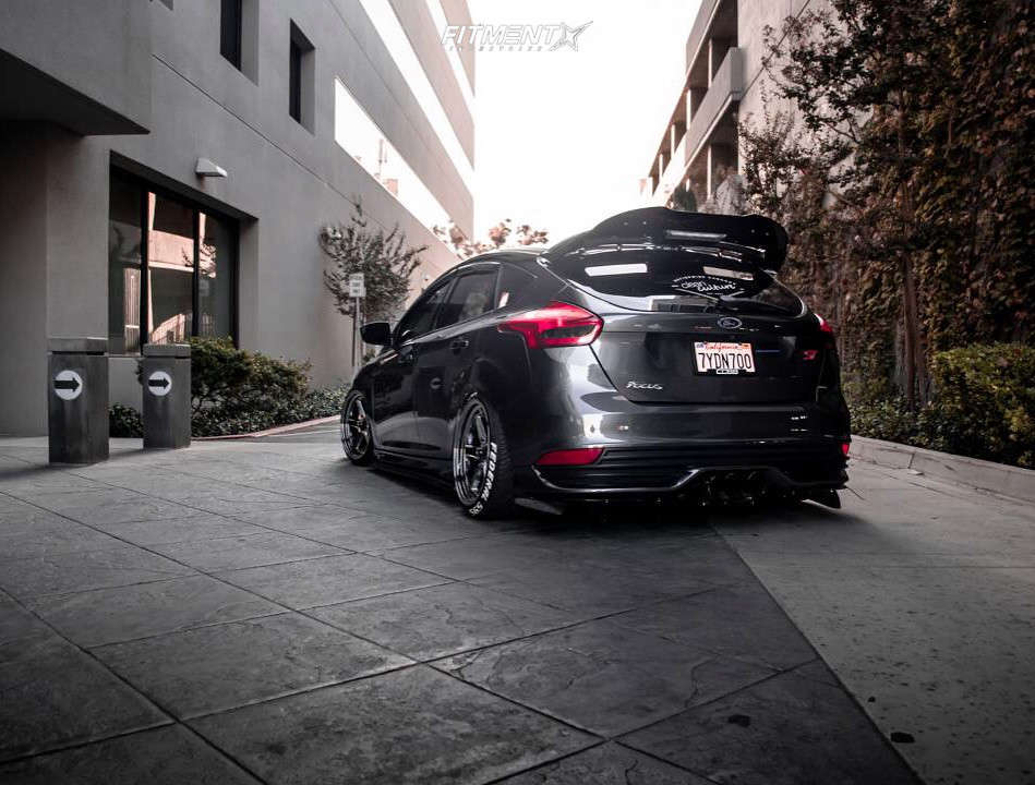 2017 Ford Focus ST with 18x9.5 Aodhan Ds05 and Federal 215x40 on ...