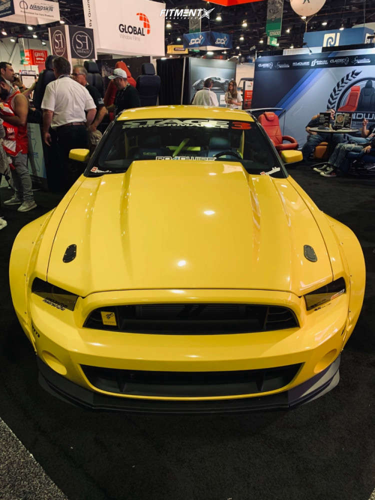 2013 Ford Mustang GT 2dr Coupe (5.0L 8cyl 6M) with 20x12.5 VIP Modular ...