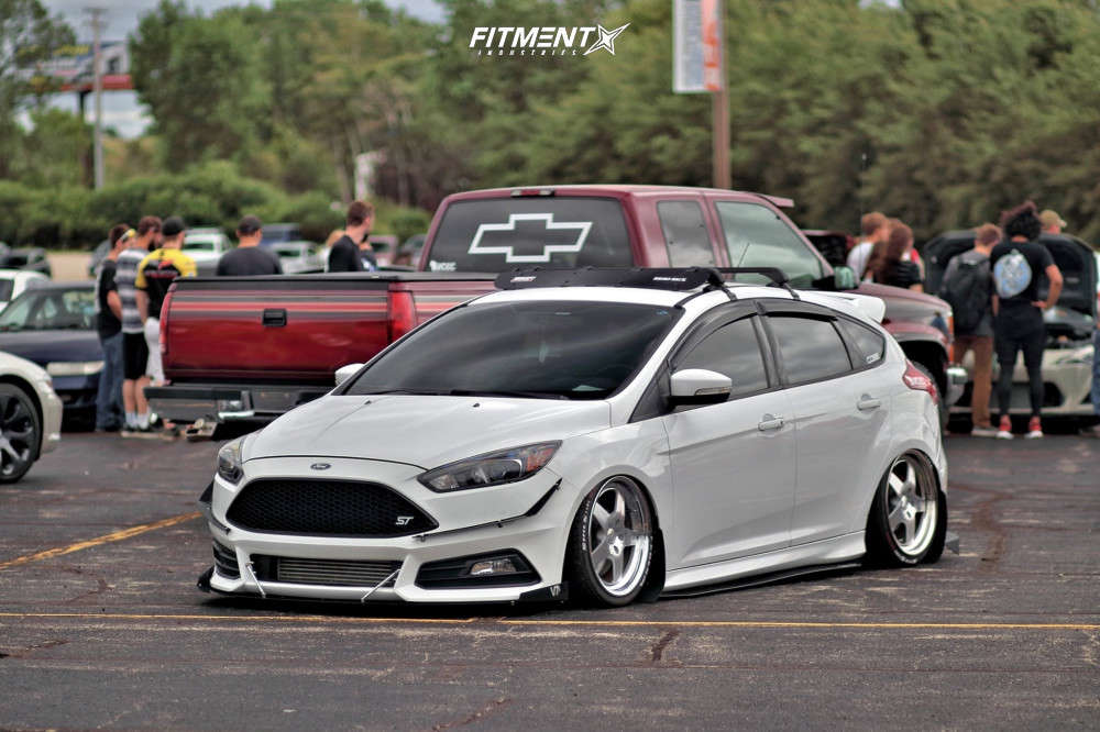 2015 Ford Focus ST with 18x8.5 Klutch Sl5 and Federal 225x35 on Air ...