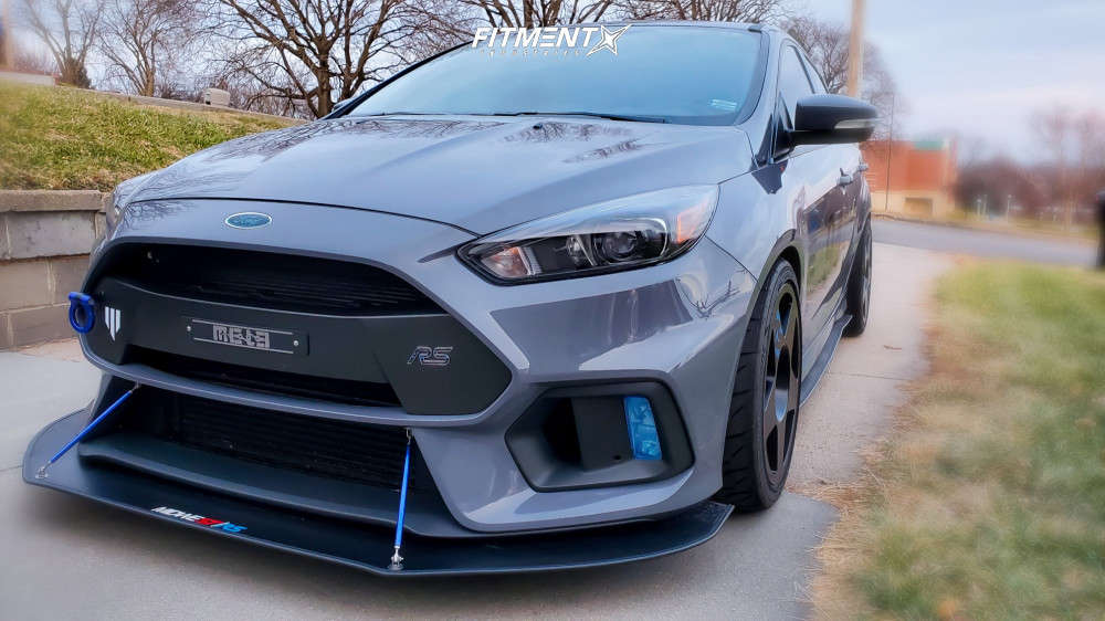 2016 Ford Focus RS with 18x9.5 Fifteen52 Tarmac and Bridgestone 265x35 ...