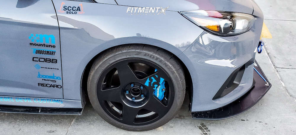2016 Ford Focus RS with 18x9.5 Fifteen52 Tarmac and Bridgestone 265x35 ...