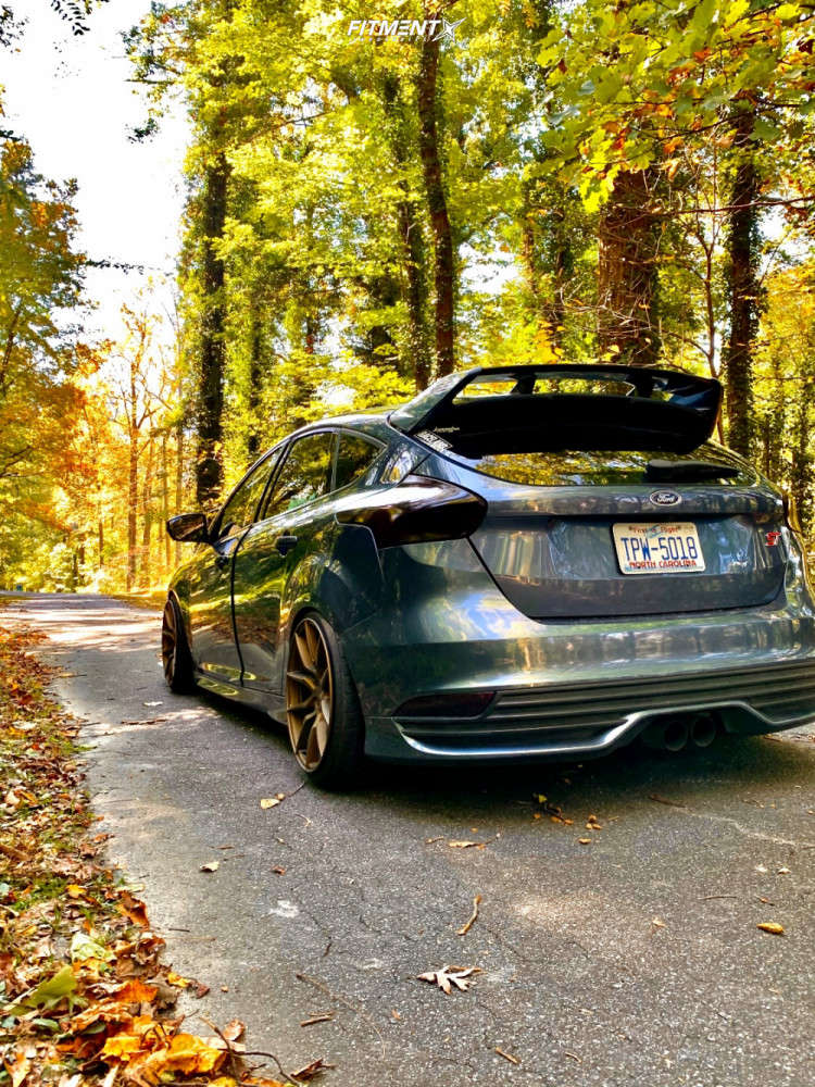 2018 Ford Focus ST with 18x9.5 Option Lab R716 and Federal 215x35 on ...