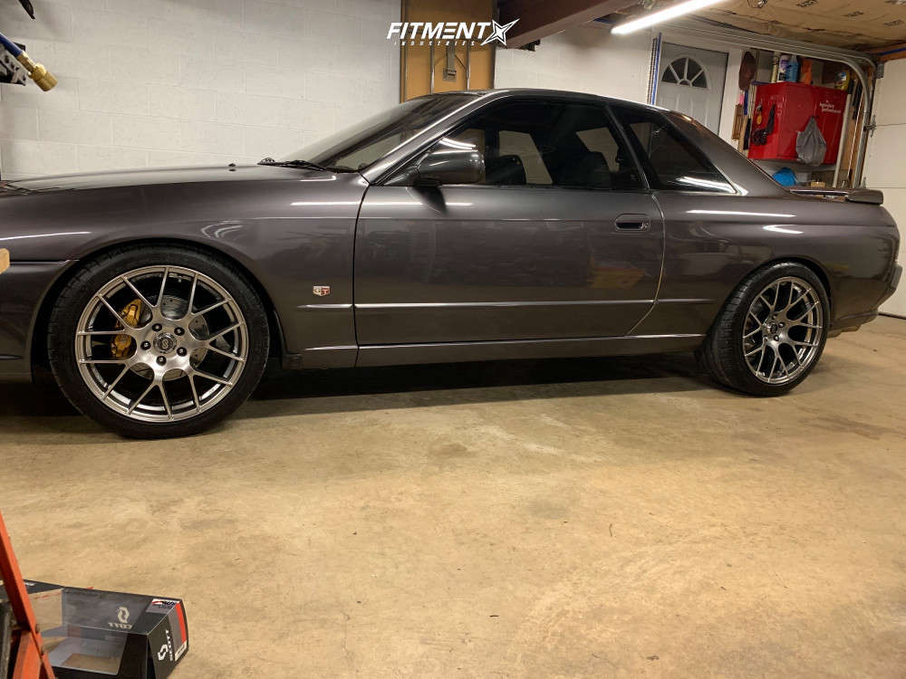 1992 Nissan Skyline R32 Base with 18x8 Enkei Raijin and Michelin 235x40 ...