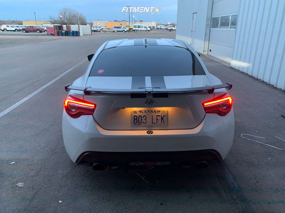 2017 Toyota 86 Special Edition with 18x9.5 Cosmis Racing R1 and ...