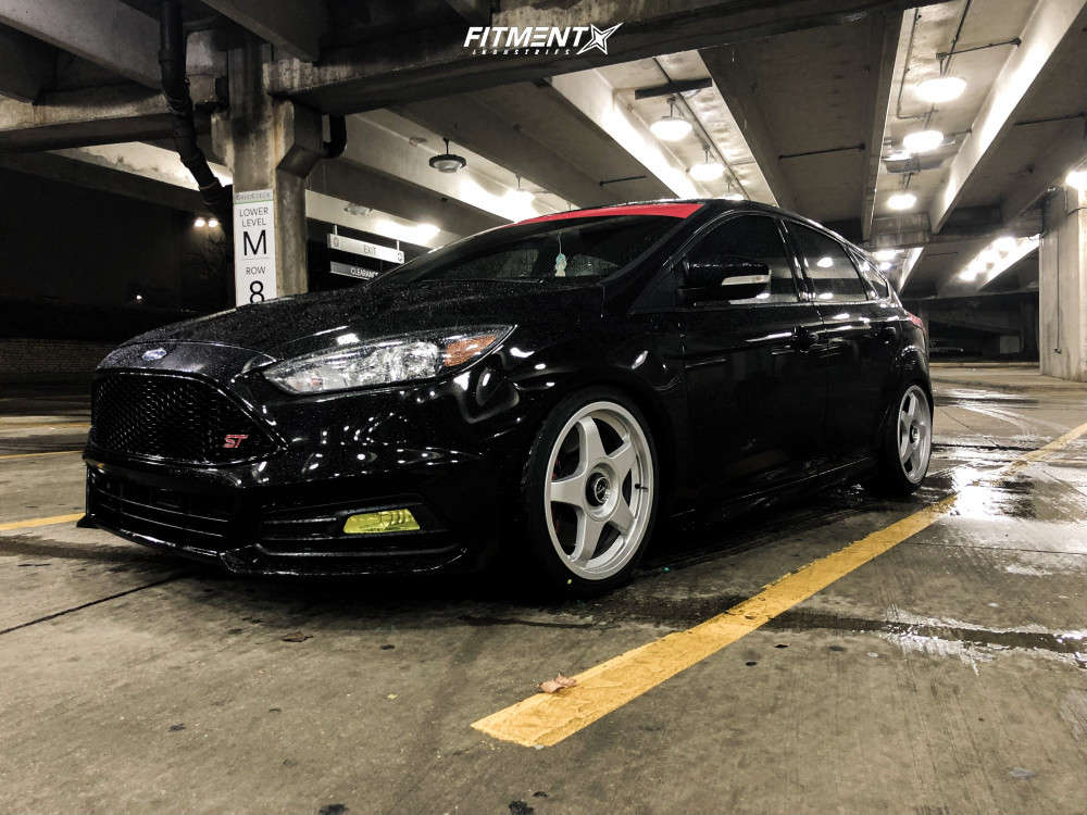 2017 Ford Focus ST with 18x8.5 Fifteen52 Chicane and Firestone 225x40 ...
