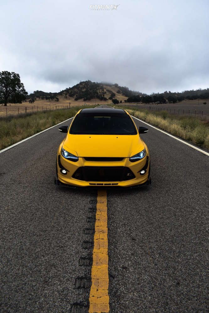 2014 Ford Focus S with 18x9.5 Ambit Re02 and Michelin 235x40 on ...