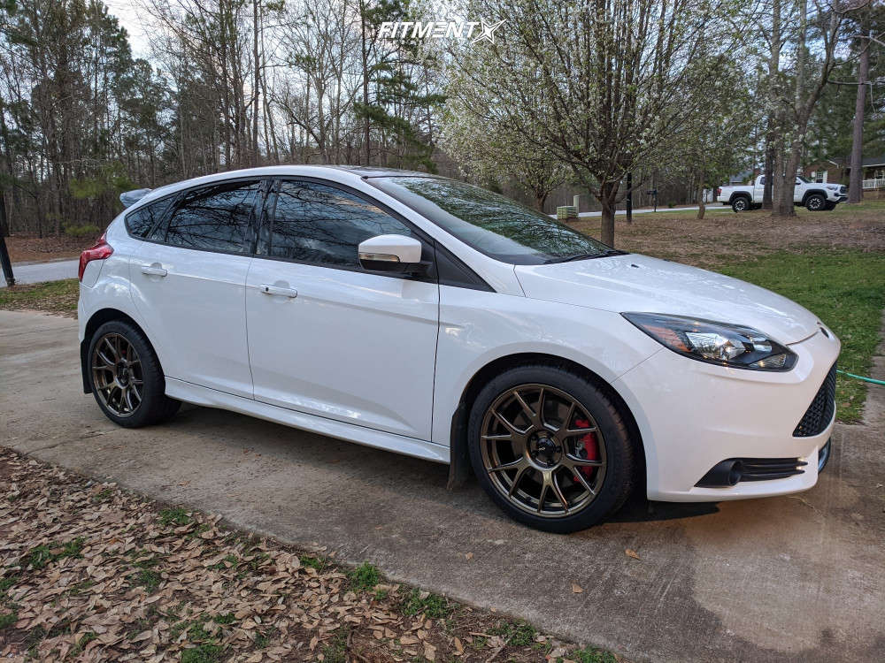 2014 Ford Focus ST with 18x8.5 Konig Ampliform and Michelin 245x40 on ...