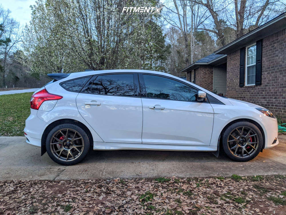 2014 Ford Focus ST with 18x8.5 Konig Ampliform and Michelin 245x40 on ...