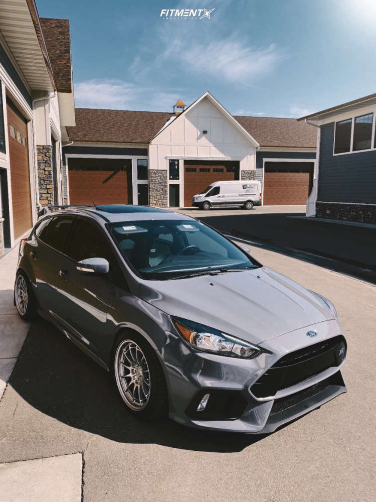 2016 Ford Focus RS with 18x9.5 Enkei NT03M and Michelin 245x40 on ...