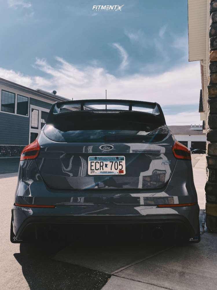 2016 Ford Focus RS with 18x9.5 Enkei NT03M and Michelin 245x40 on ...