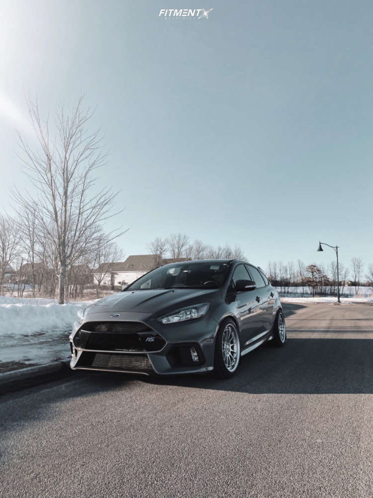 2016 Ford Focus RS with 18x9.5 Enkei NT03M and Michelin 245x40 on ...