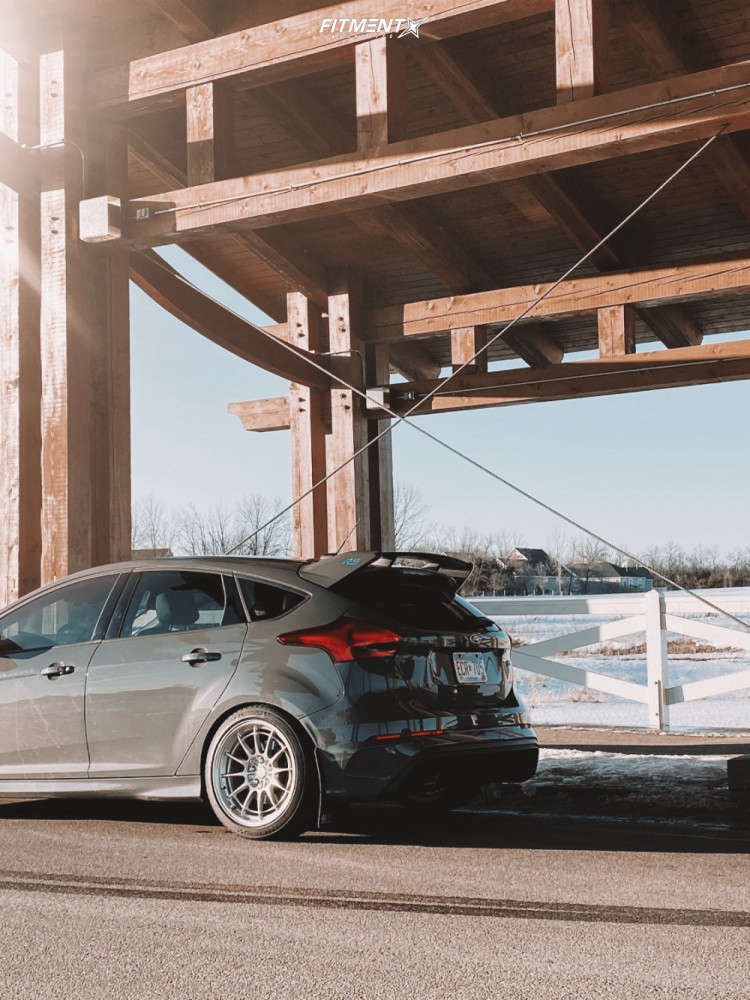 2016 Ford Focus RS with 18x9.5 Enkei NT03M and Michelin 245x40 on ...