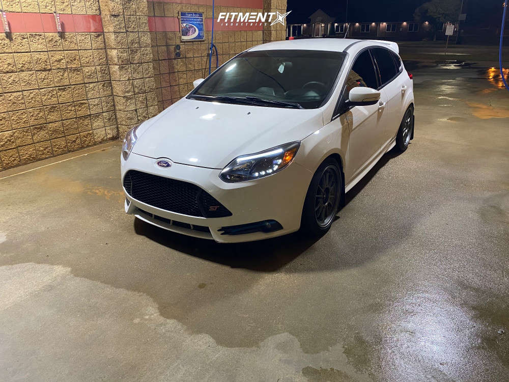 2014 Ford Focus ST with 18x8.5 Konig Hypergram and Pirelli 235x40 on ...